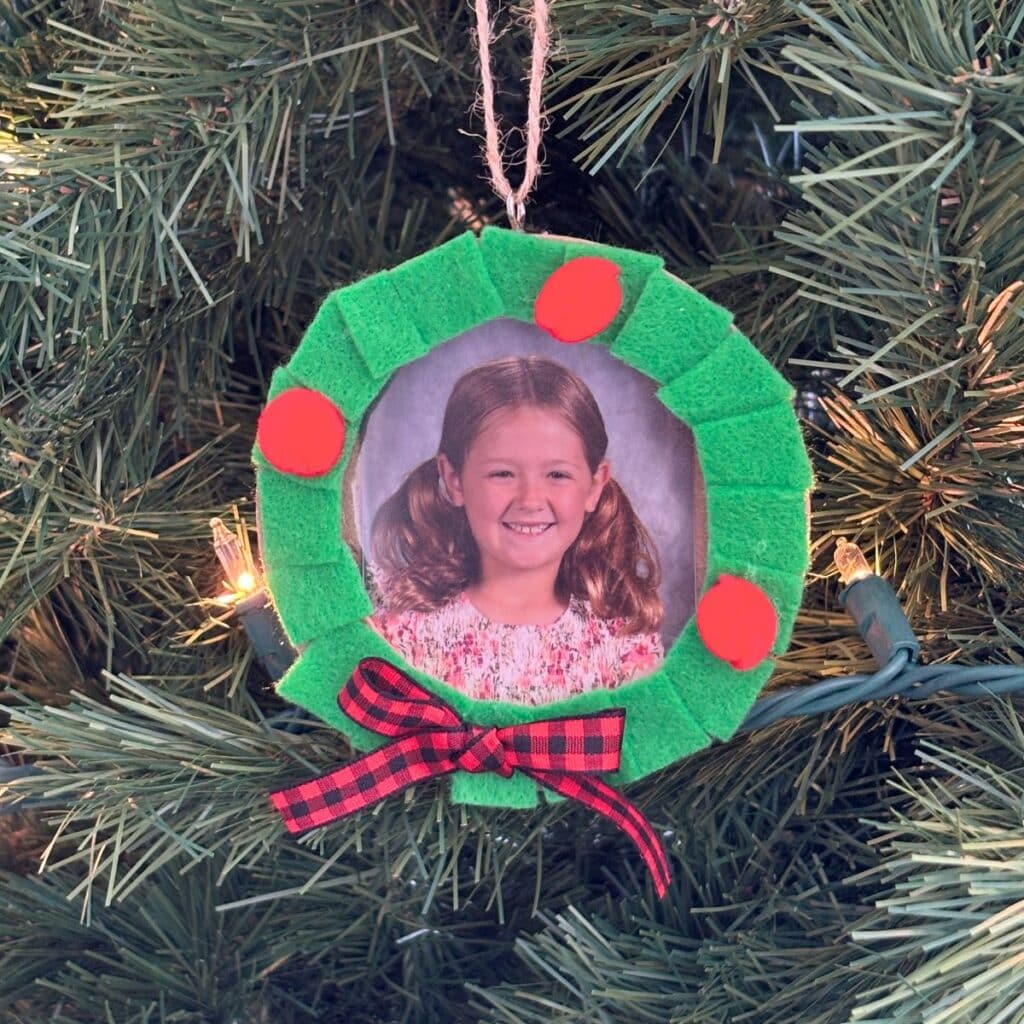 Christmas Wreath Ornament Craft for Kids (Easy!) - Simply Full of Delight